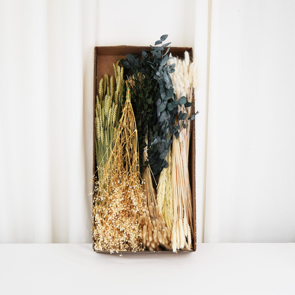 Tørret blomster mix kasse (DIY) - Hvid og natur - Evigeblomster.dk